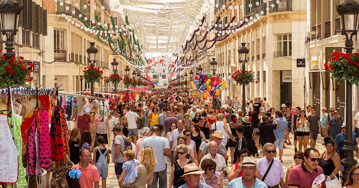 O destinație spaniolă populară le cere turiștilor să se îmbrace decent ...